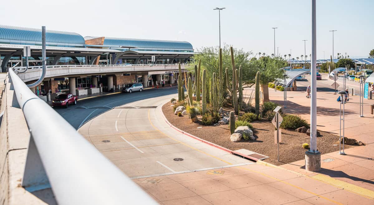 Tucson International Airport (TUS) - airlines, deals, dining, parking ...